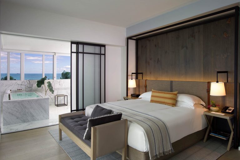 King Suite with Balcony – Hotel Victor